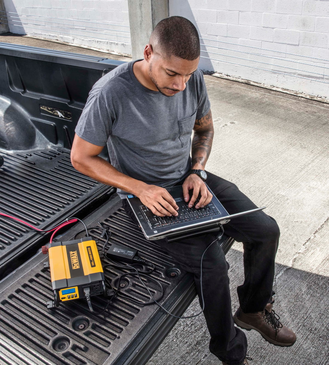 DeWALT 1,000 Watt Professional Power Inverter — CampSaver